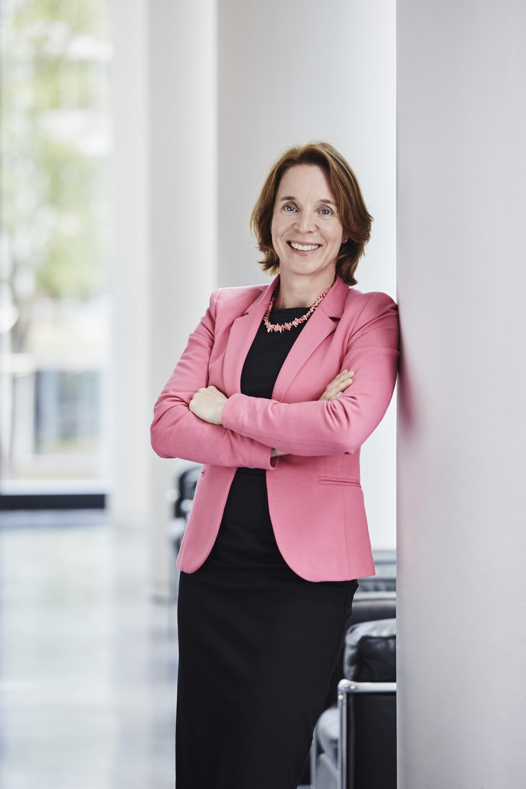 Dr. Stephanie Cossmann - Female Resources – Accelerating. Female. Careers.